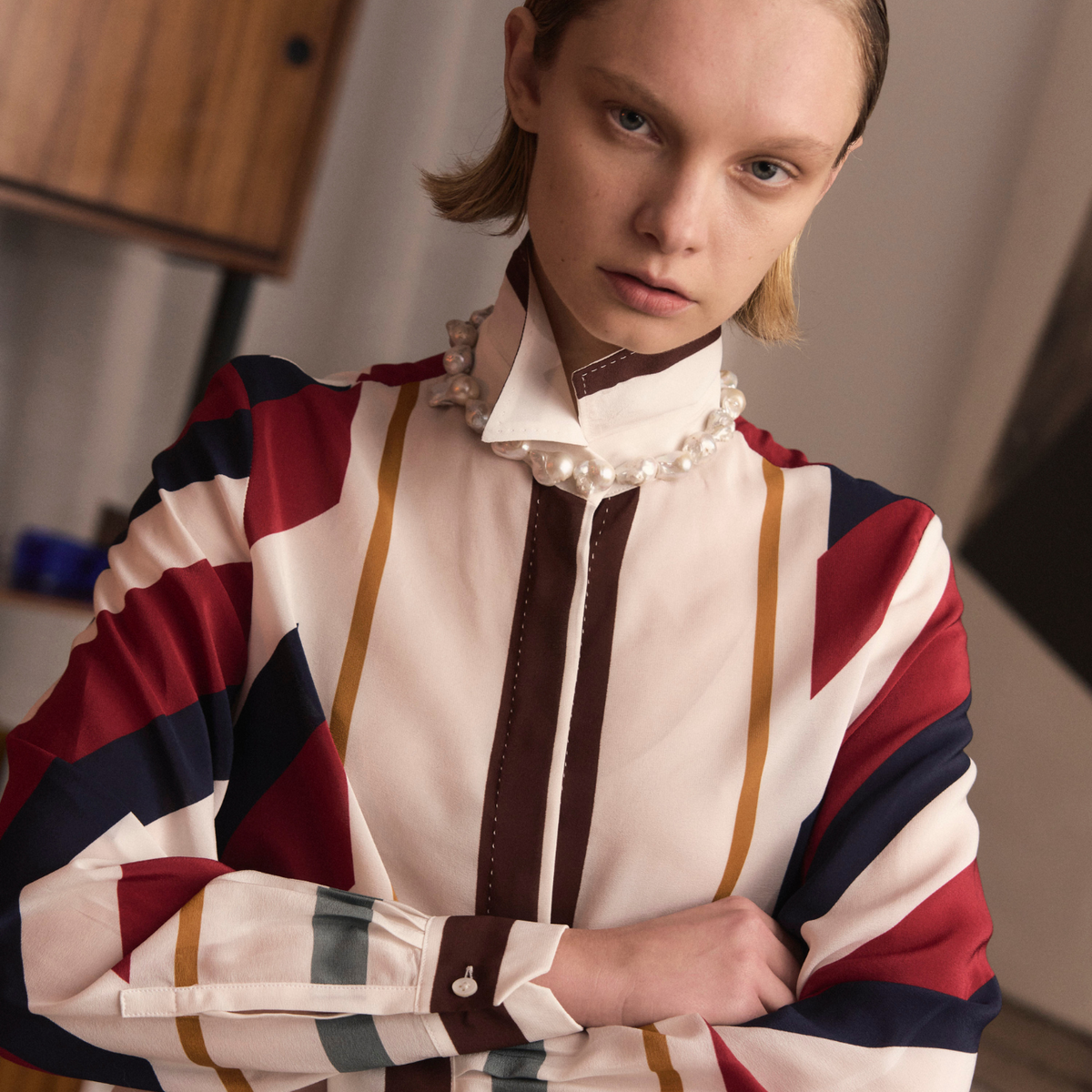 Boxy fit shirt in pure silk with exclusive burgundy geometric print